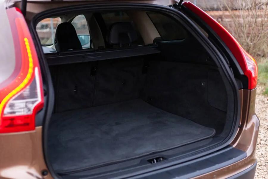 Brown Volvo XC60 2010 in Riga, with an engine capacity of 2.00 L and mileage of 183 thousand km for 9995 €, photo 8 on AUTOMOTO.COM.LV