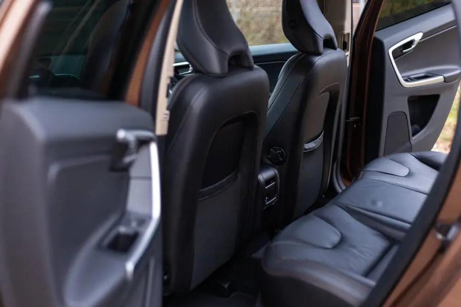 Brown Volvo XC60 2010 in Riga, with an engine capacity of 2.00 L and mileage of 183 thousand km for 9995 €, photo 13 on AUTOMOTO.COM.LV