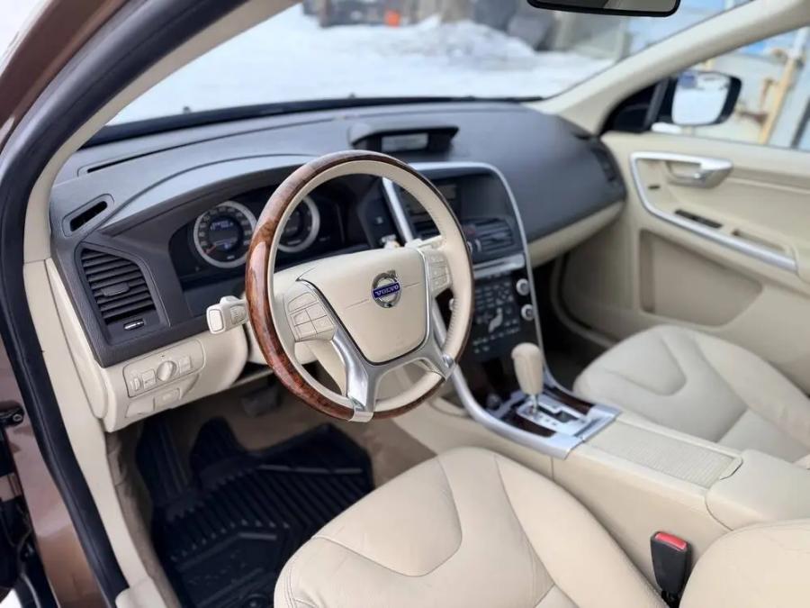 Brown Volvo XC60 2010 in Riga, with an engine capacity of 2.40 L and mileage of 268 thousand km for 9995 €, photo 12 on AUTOMOTO.COM.LV