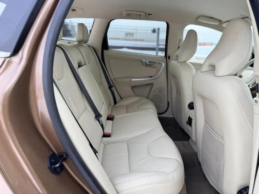 Brown Volvo XC60 2010 in Riga, with an engine capacity of 2.40 L and mileage of 268 thousand km for 9995 €, photo 17 on AUTOMOTO.COM.LV