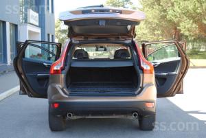 Brown Volvo XC60 2010 in Riga, with an engine capacity of 2.40 L and mileage of 302 thousand km for 9590 €, photo 8 on AUTOMOTO.COM.LV