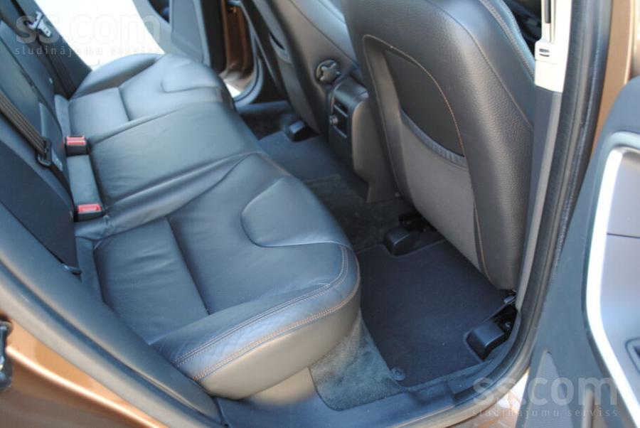 Brown Volvo XC60 2010 in Riga, with an engine capacity of 2.40 L and mileage of 302 thousand km for 9590 €, photo 15 on AUTOMOTO.COM.LV