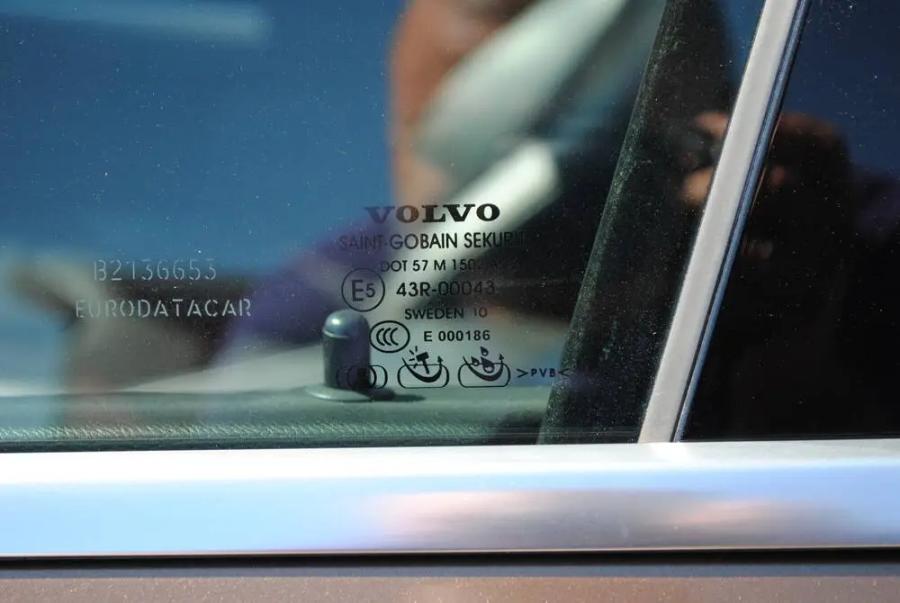 Brūns Volvo XC60 2010 Rīga, ar dzinēja tilpumu 2.40 L un nobraukumu 302 tūkst. km par 9590 €, foto 45 vietnē AUTOMOTO.COM.LV