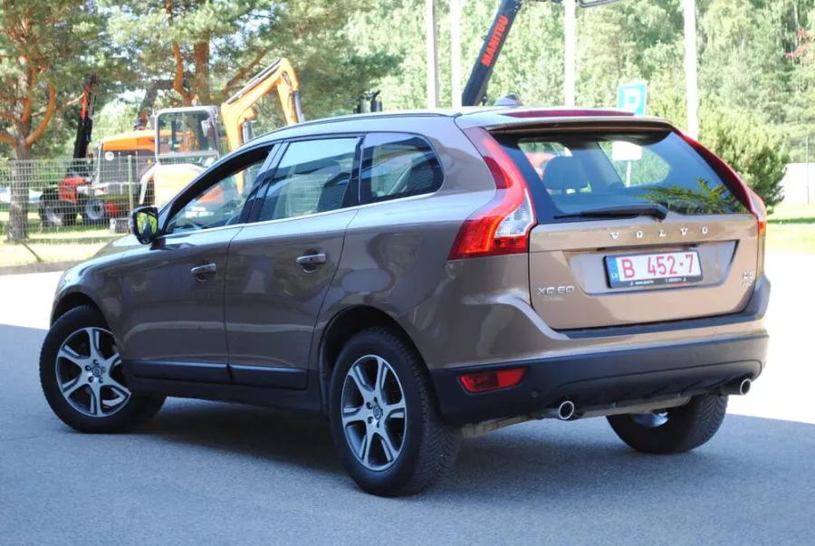 Brūns Volvo XC60 2010 Rīga, ar dzinēja tilpumu 2.40 L un nobraukumu 302 tūkst. km par 9590 €, foto 4 vietnē AUTOMOTO.COM.LV