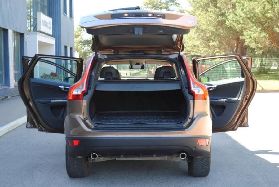 Brūns Volvo XC60 2010 Rīga, ar dzinēja tilpumu 2.40 L un nobraukumu 302 tūkst. km par 9590 €, foto 8 vietnē AUTOMOTO.COM.LV