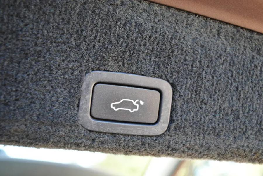 Brūns Volvo XC60 2010 Rīga, ar dzinēja tilpumu 2.40 L un nobraukumu 302 tūkst. km par 9590 €, foto 12 vietnē AUTOMOTO.COM.LV