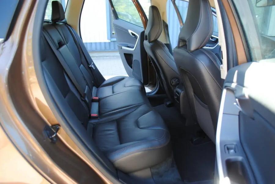 Brūns Volvo XC60 2010 Rīga, ar dzinēja tilpumu 2.40 L un nobraukumu 302 tūkst. km par 9590 €, foto 14 vietnē AUTOMOTO.COM.LV