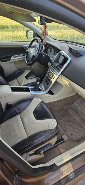Brown Volvo XC60 2010 in Vievis, with an engine capacity of 2.40 L and mileage of 284 thousand km for 5800 €, photo 12 on AUTOMOTO.COM.LV