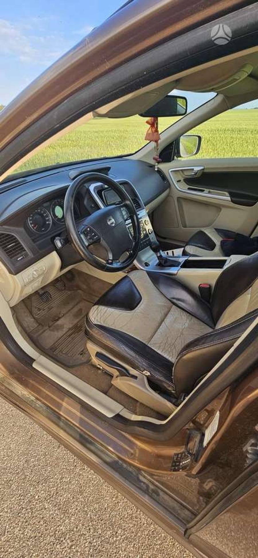 Brown Volvo XC60 2010 in Vievis, with an engine capacity of 2.40 L and mileage of 284 thousand km for 5800 €, photo 13 on AUTOMOTO.COM.LV