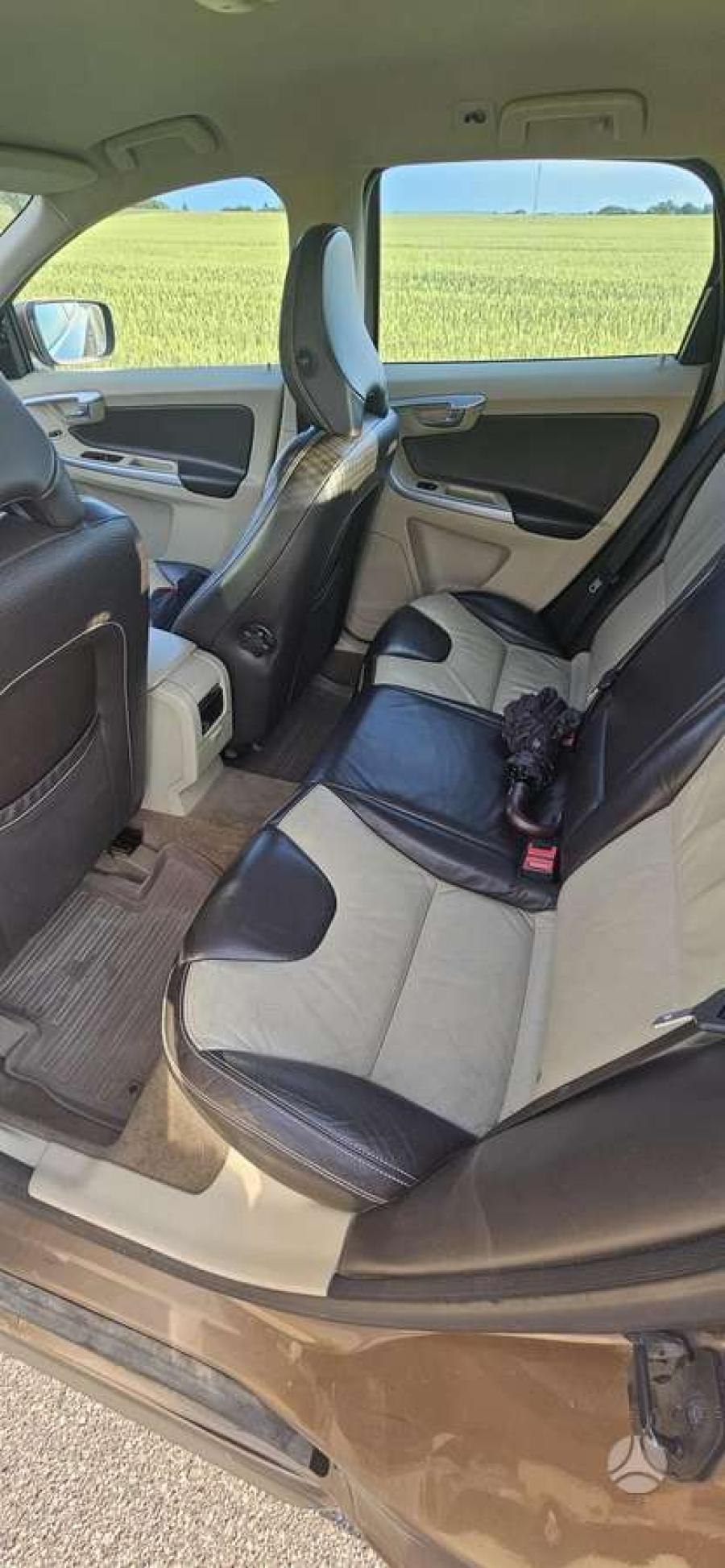 Brown Volvo XC60 2010 in Vievis, with an engine capacity of 2.40 L and mileage of 284 thousand km for 5800 €, photo 14 on AUTOMOTO.COM.LV