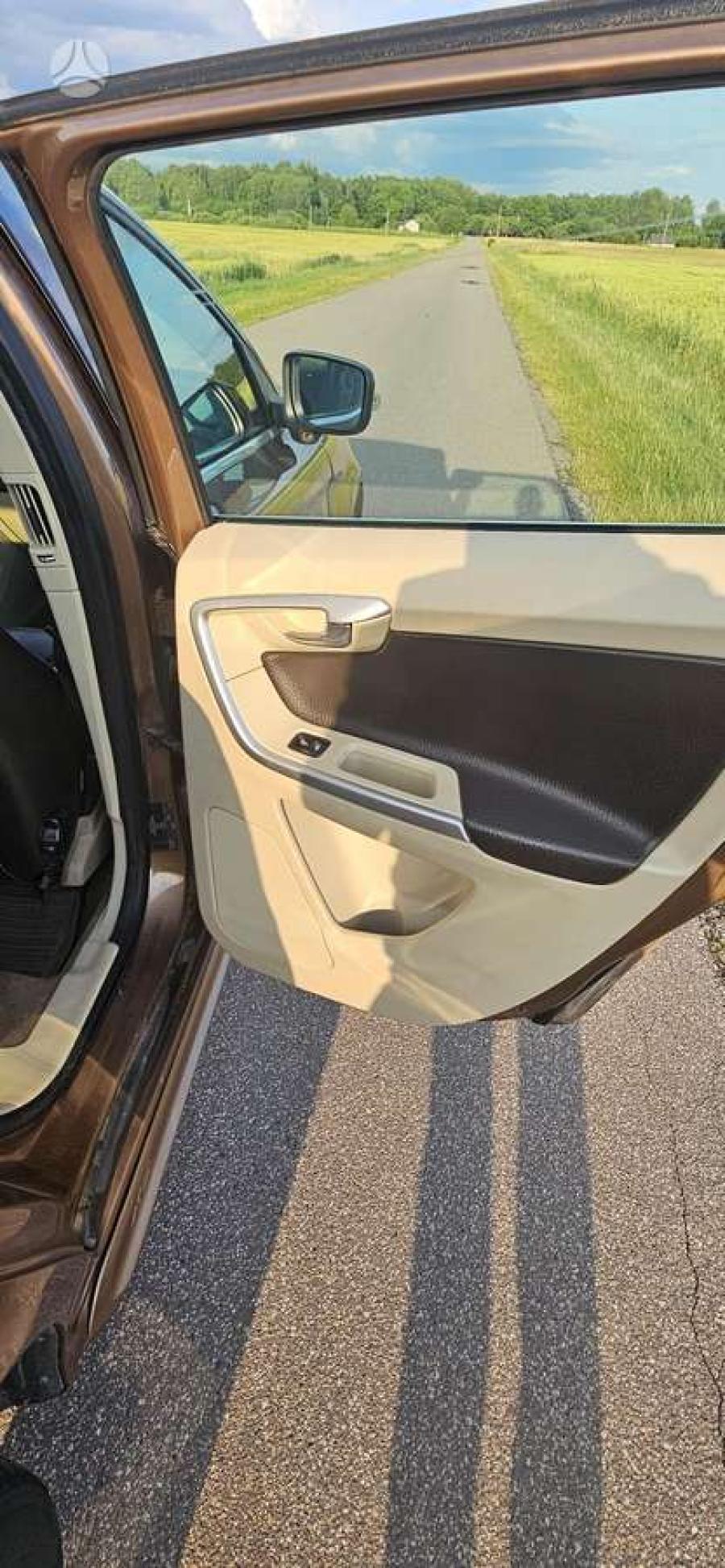 Brown Volvo XC60 2010 in Vievis, with an engine capacity of 2.40 L and mileage of 284 thousand km for 5800 €, photo 16 on AUTOMOTO.COM.LV