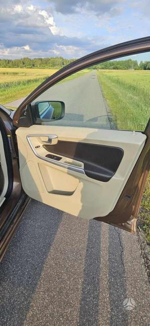 Brown Volvo XC60 2010 in Vievis, with an engine capacity of 2.40 L and mileage of 284 thousand km for 5800 €, photo 17 on AUTOMOTO.COM.LV