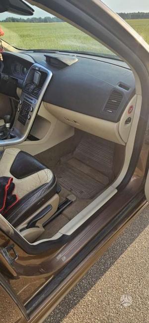 Brown Volvo XC60 2010 in Vievis, with an engine capacity of 2.40 L and mileage of 284 thousand km for 5800 €, photo 18 on AUTOMOTO.COM.LV