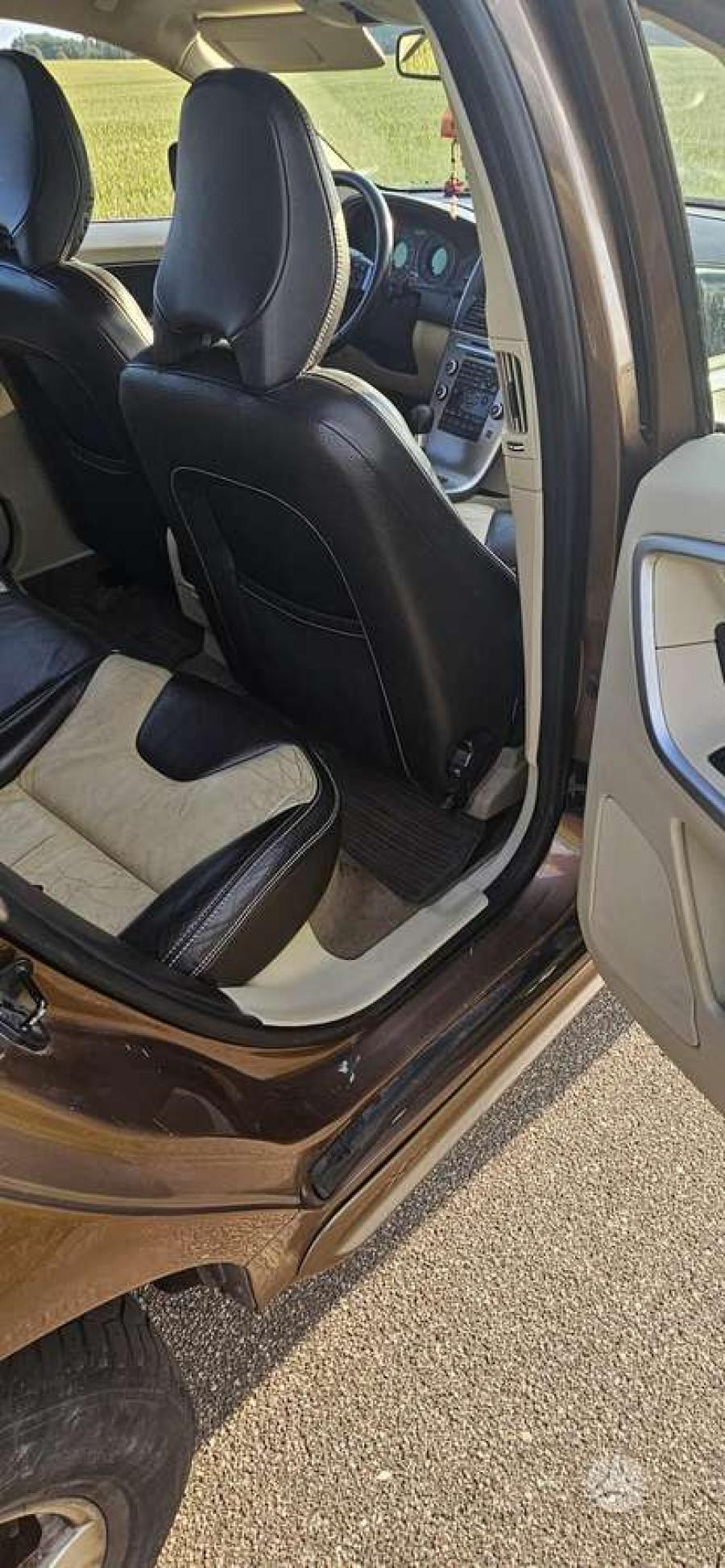 Brown Volvo XC60 2010 in Vievis, with an engine capacity of 2.40 L and mileage of 284 thousand km for 5800 €, photo 19 on AUTOMOTO.COM.LV