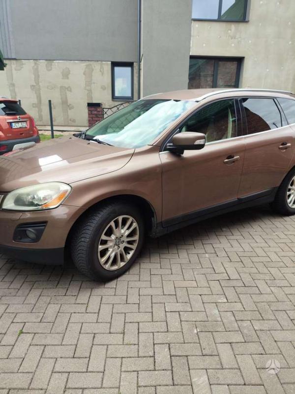 Brūns Volvo XC60 2010 Kauņa, ar dzinēja tilpumu 2.40 L un nobraukumu 420 tūkst. km par 7200 €, foto 2 vietnē AUTOMOTO.COM.LV