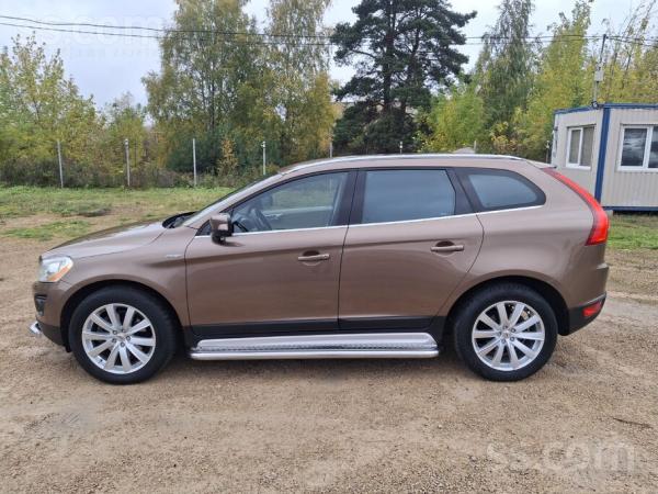 Brown Volvo XC60 2010 in Riga, with an engine capacity of 2.40 L and mileage of 319 thousand km for 8495 €, photo 3 on AUTOMOTO.COM.LV