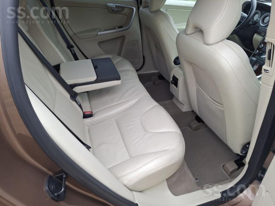 Brūns Volvo XC60 2010 Rīga, ar dzinēja tilpumu 2.40 L un nobraukumu 319 tūkst. km par 8495 €, foto 17 vietnē AUTOMOTO.COM.LV