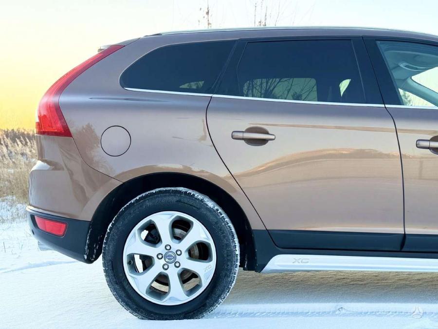 Brūns Volvo XC60 2011 Šauļi, ar dzinēja tilpumu 2.40 L un nobraukumu 262 tūkst. km par 10999 €, foto 9 vietnē AUTOMOTO.COM.LV