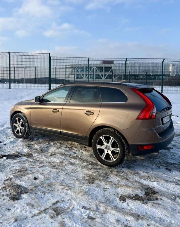 Brown Volvo XC60 2011 in Klaipeda, with an engine capacity of 2.40 L and mileage of 275 thousand km for 9000 €, photo 1 on AUTOMOTO.COM.LV