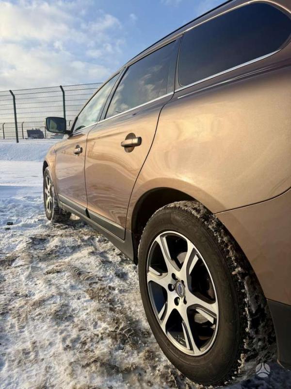 Brown Volvo XC60 2011 in Klaipeda, with an engine capacity of 2.40 L and mileage of 275 thousand km for 9000 €, photo 3 on AUTOMOTO.COM.LV