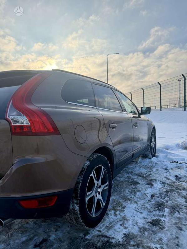 Brown Volvo XC60 2011 in Klaipeda, with an engine capacity of 2.40 L and mileage of 275 thousand km for 9000 €, photo 4 on AUTOMOTO.COM.LV