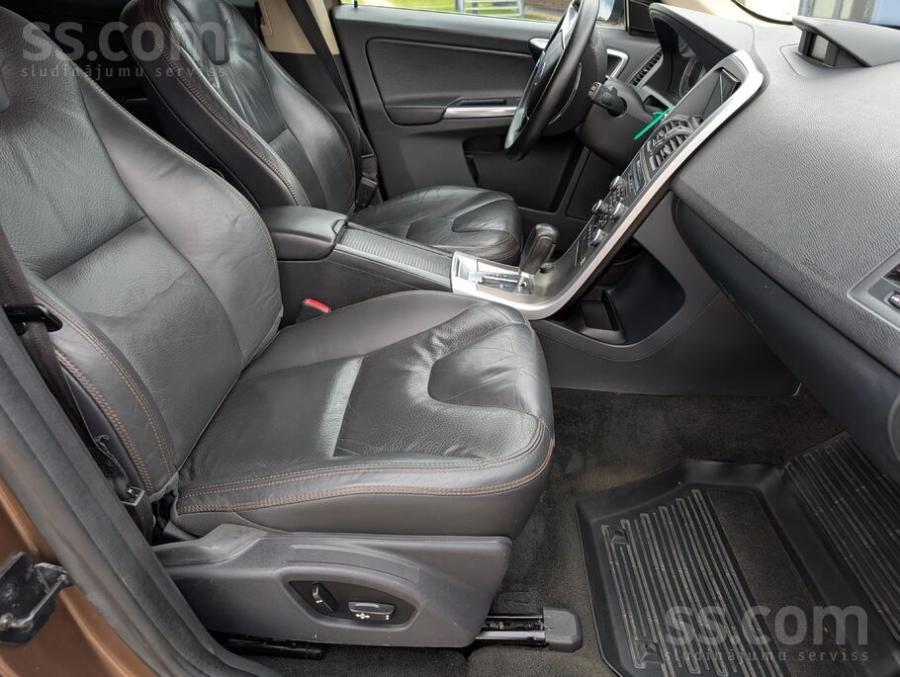 Brūns Volvo XC60 2011 Rīga, ar dzinēja tilpumu 2.40 L un nobraukumu 320 tūkst. km par 7800 €, foto 21 vietnē AUTOMOTO.COM.LV