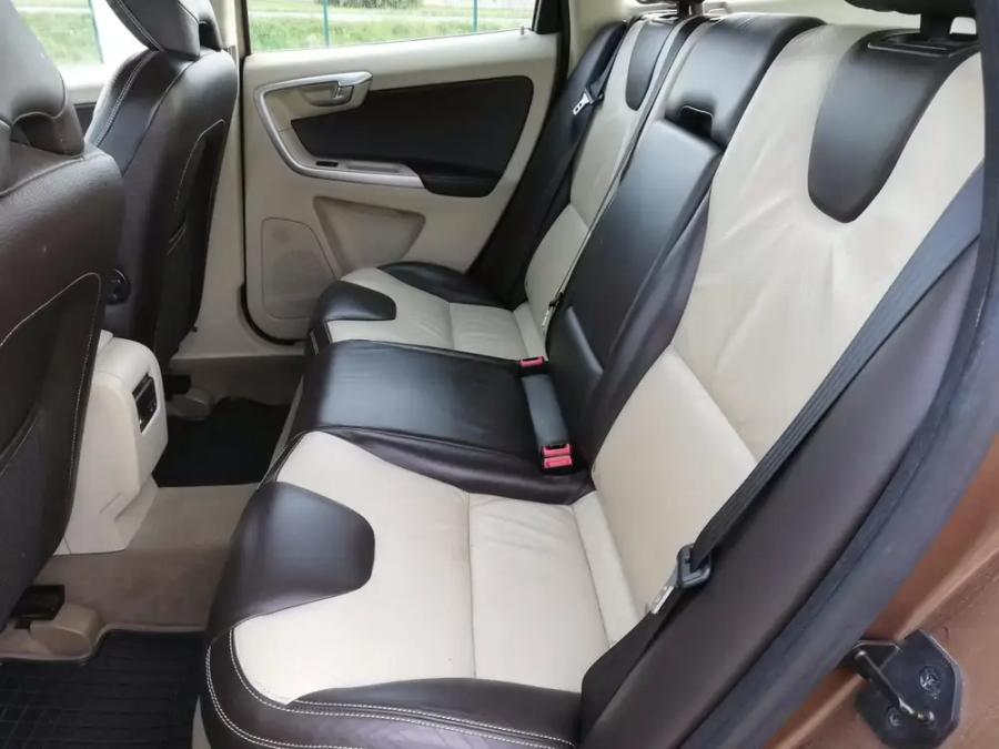 Brūns Volvo XC60 2011 Saldus, ar dzinēja tilpumu 2.40 L un nobraukumu 210 tūkst. km par 9700 €, foto 13 vietnē AUTOMOTO.COM.LV