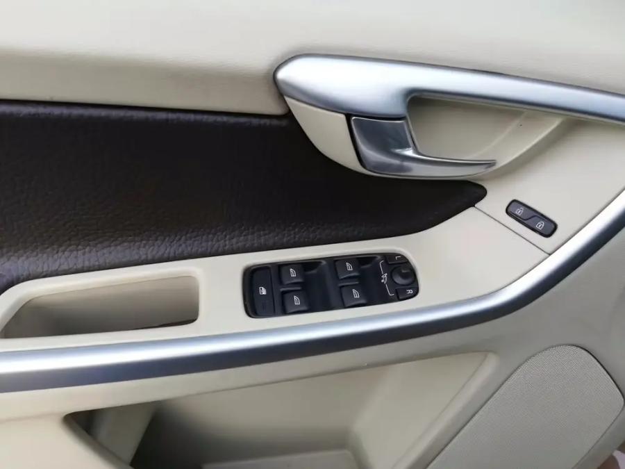 Brūns Volvo XC60 2011 Saldus, ar dzinēja tilpumu 2.40 L un nobraukumu 210 tūkst. km par 9700 €, foto 16 vietnē AUTOMOTO.COM.LV