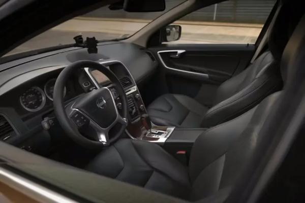 Brūns Volvo XC60 2011 Jelgava, ar dzinēja tilpumu 2.40 L un nobraukumu 380 tūkst. km par 8700 €, foto 6 vietnē AUTOMOTO.COM.LV