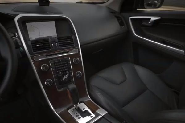 Brūns Volvo XC60 2011 Jelgava, ar dzinēja tilpumu 2.40 L un nobraukumu 380 tūkst. km par 8700 €, foto 10 vietnē AUTOMOTO.COM.LV