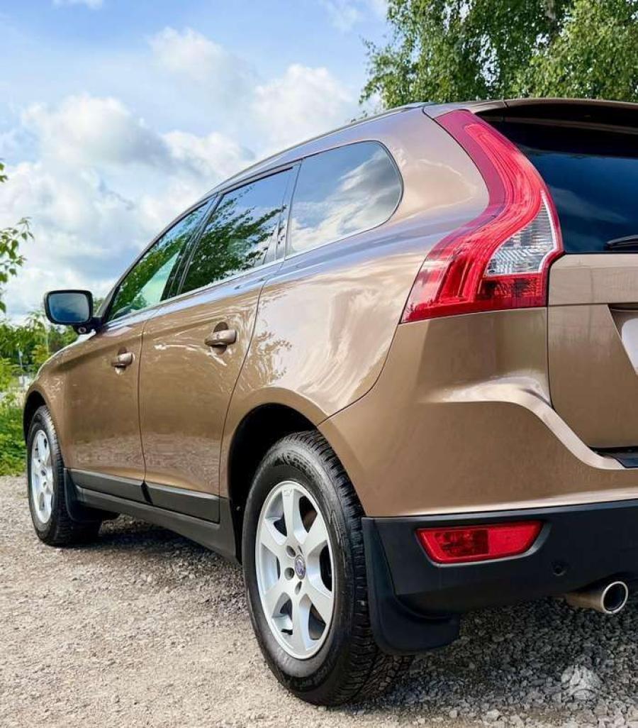 Brown Volvo XC60 2011 in Siauliai, with an engine capacity of 2.40 L and mileage of 267 thousand km for 11999 €, photo 16 on AUTOMOTO.COM.LV