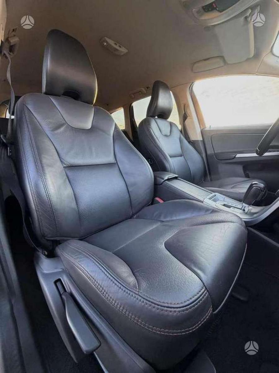 Brown Volvo XC60 2011 in Siauliai, with an engine capacity of 2.40 L and mileage of 267 thousand km for 11999 €, photo 25 on AUTOMOTO.COM.LV
