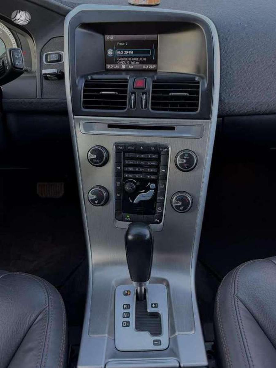 Brown Volvo XC60 2011 in Siauliai, with an engine capacity of 2.40 L and mileage of 267 thousand km for 11999 €, photo 31 on AUTOMOTO.COM.LV