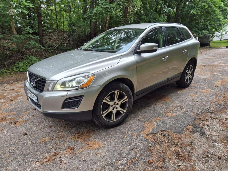 Brown Volvo XC60 2011 in Vilnius, with an engine capacity of 2.40 L and mileage of 276 thousand km for 8400 €, photo 3 on AUTOMOTO.COM.LV