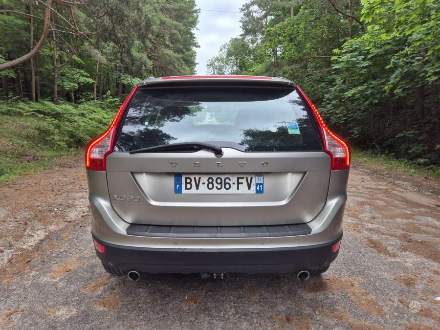 Brown Volvo XC60 2011 in Vilnius, with an engine capacity of 2.40 L and mileage of 276 thousand km for 8400 €, photo 5 on AUTOMOTO.COM.LV