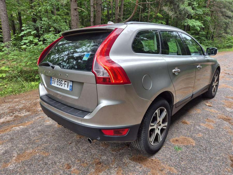 Brown Volvo XC60 2011 in Vilnius, with an engine capacity of 2.40 L and mileage of 276 thousand km for 8400 €, photo 6 on AUTOMOTO.COM.LV