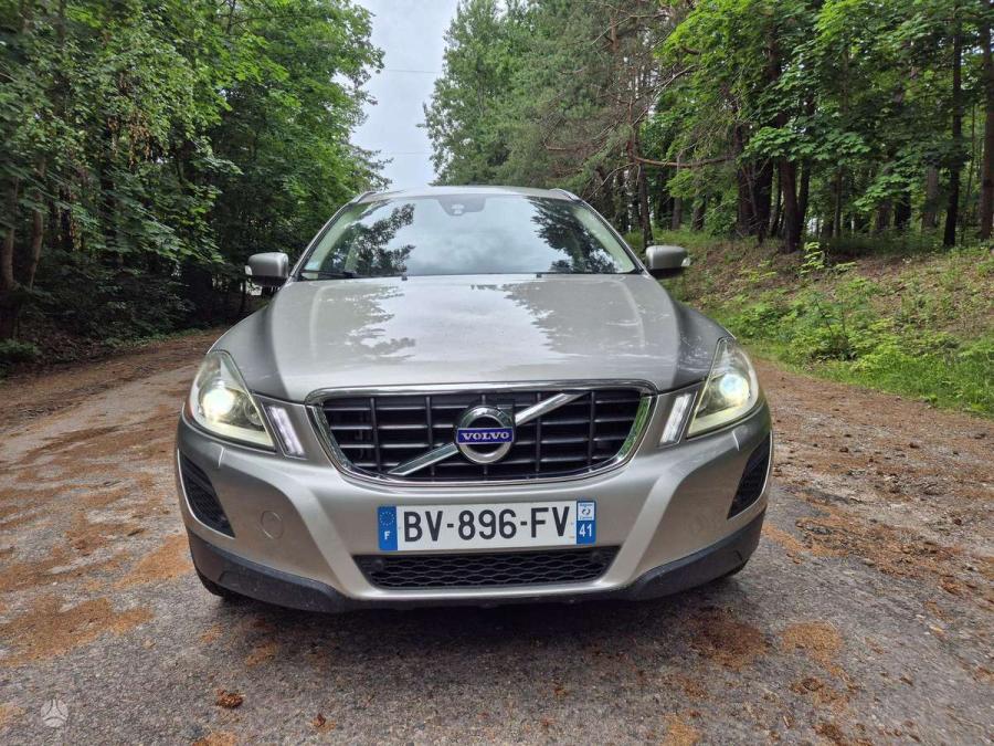 Brown Volvo XC60 2011 in Vilnius, with an engine capacity of 2.40 L and mileage of 276 thousand km for 8400 €, photo 9 on AUTOMOTO.COM.LV