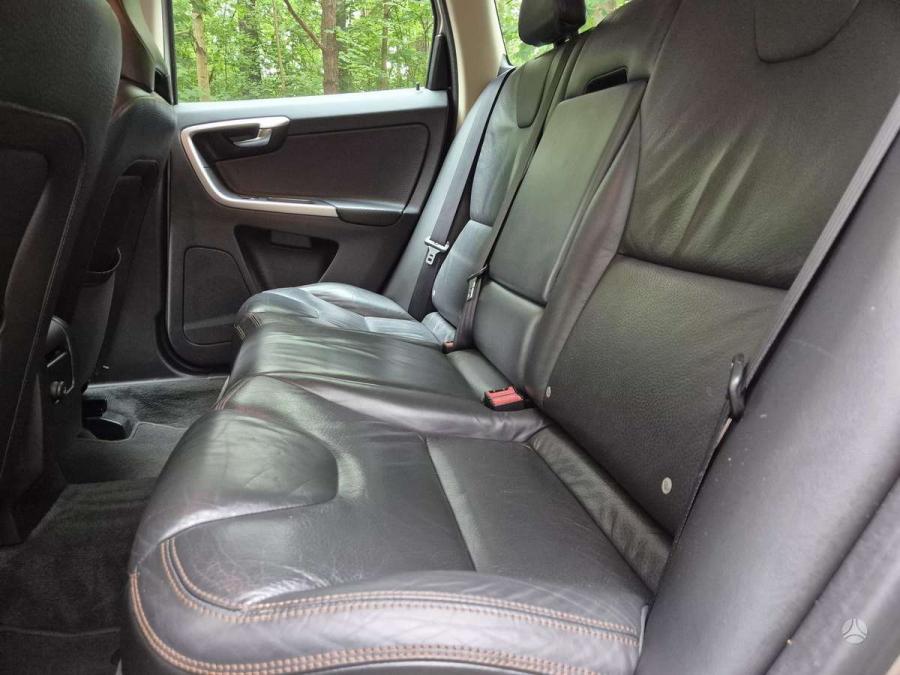 Brown Volvo XC60 2011 in Vilnius, with an engine capacity of 2.40 L and mileage of 276 thousand km for 8400 €, photo 13 on AUTOMOTO.COM.LV