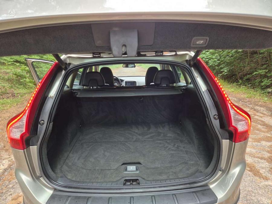 Brown Volvo XC60 2011 in Vilnius, with an engine capacity of 2.40 L and mileage of 276 thousand km for 8400 €, photo 15 on AUTOMOTO.COM.LV
