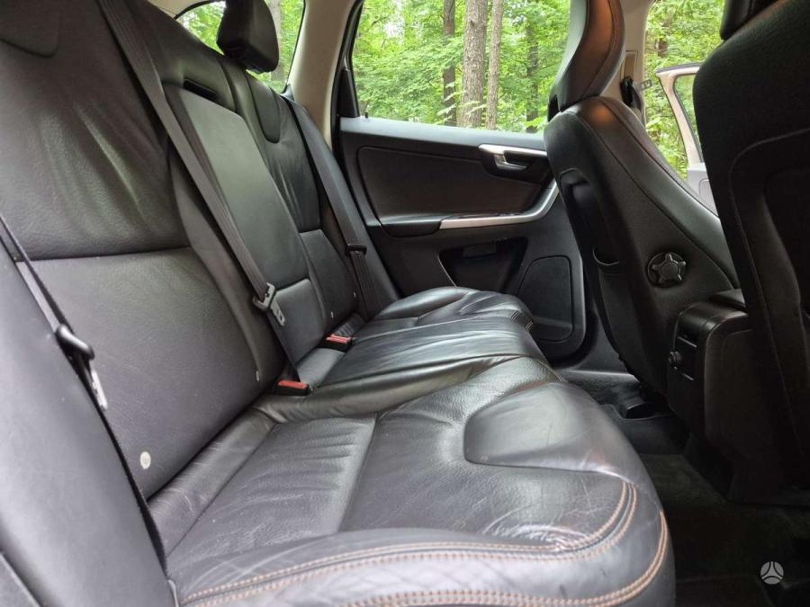 Brown Volvo XC60 2011 in Vilnius, with an engine capacity of 2.40 L and mileage of 276 thousand km for 8400 €, photo 16 on AUTOMOTO.COM.LV