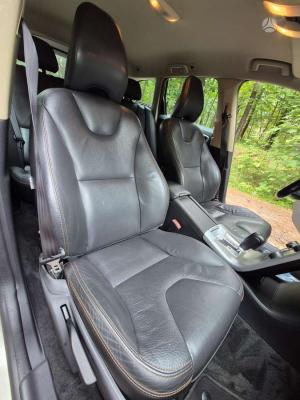Brown Volvo XC60 2011 in Vilnius, with an engine capacity of 2.40 L and mileage of 276 thousand km for 8400 €, photo 17 on AUTOMOTO.COM.LV