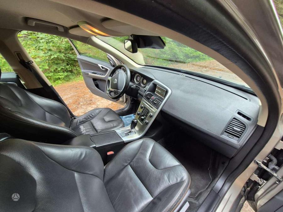 Brown Volvo XC60 2011 in Vilnius, with an engine capacity of 2.40 L and mileage of 276 thousand km for 8400 €, photo 18 on AUTOMOTO.COM.LV