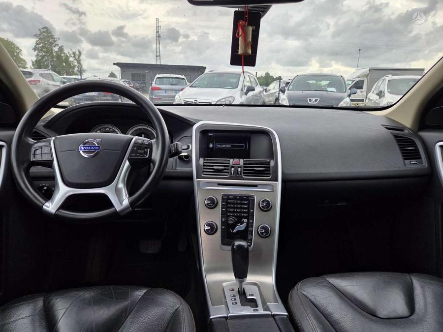Brown Volvo XC60 2011 in Taurage, with an engine capacity of 2.40 L and mileage of 280 thousand km for 8000 €, photo 13 on AUTOMOTO.COM.LV