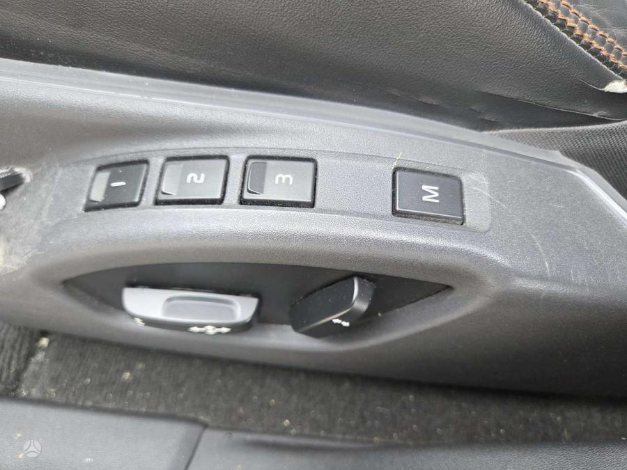 Brown Volvo XC60 2011 in Taurage, with an engine capacity of 2.40 L and mileage of 280 thousand km for 8000 €, photo 16 on AUTOMOTO.COM.LV