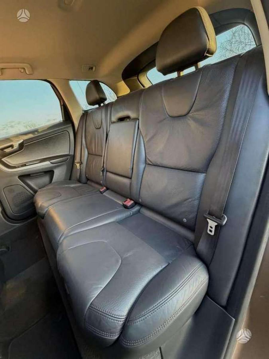 Brown Volvo XC60 2011 in Siauliai, with an engine capacity of 2.40 L and mileage of 267 thousand km for 11999 €, photo 28 on AUTOMOTO.COM.LV