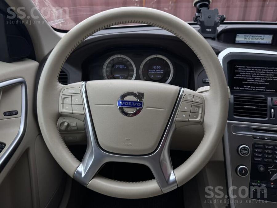 Brown Volvo XC60 2011 in Liepaja, with an engine capacity of 2.40 L and mileage of 239 thousand km for 9750 €, photo 9 on AUTOMOTO.COM.LV