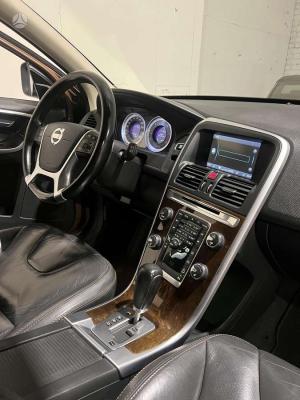 Brūns Volvo XC60 2011 Klaipėda, ar dzinēja tilpumu 2.40 L un nobraukumu 233 tūkst. km par 6999 €, foto 3 vietnē AUTOMOTO.COM.LV
