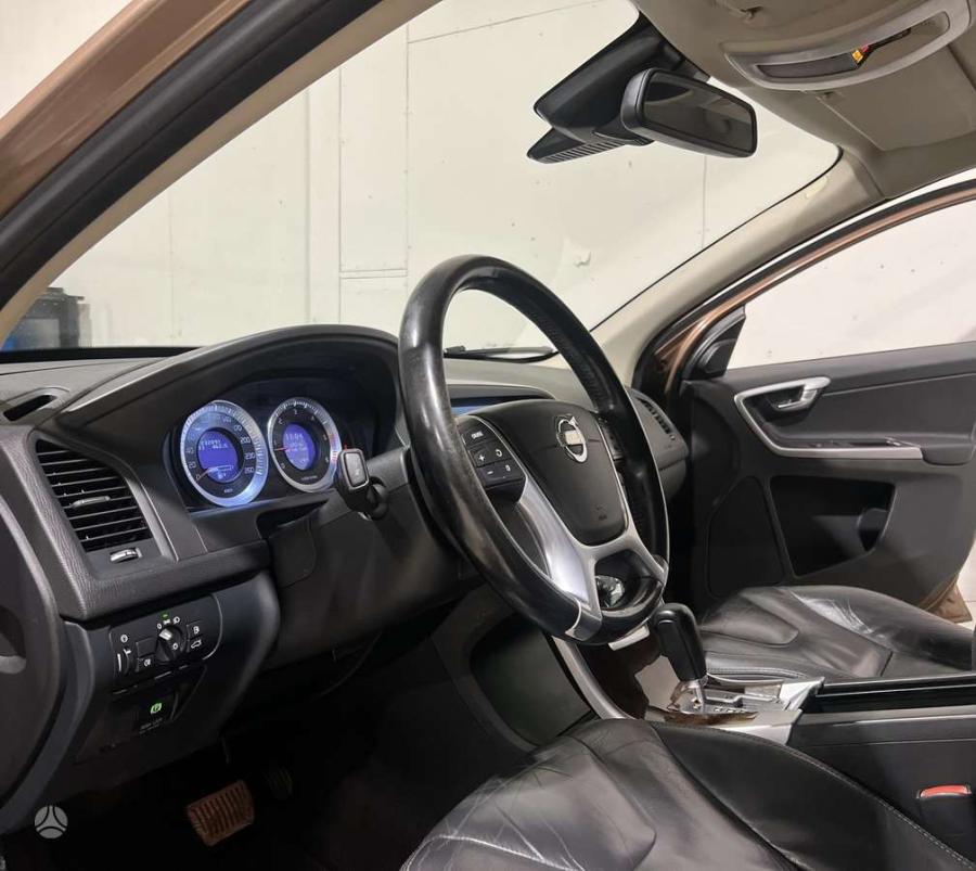 Brūns Volvo XC60 2011 Klaipėda, ar dzinēja tilpumu 2.40 L un nobraukumu 233 tūkst. km par 6999 €, foto 11 vietnē AUTOMOTO.COM.LV