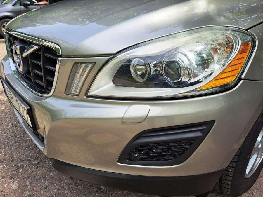 Brown Volvo XC60 2011 in Vilnius, with an engine capacity of 2.40 L and mileage of 290 thousand km for 7500 €, photo 1 on AUTOMOTO.COM.LV