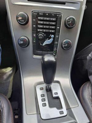 Brown Volvo XC60 2011 in Vilnius, with an engine capacity of 2.40 L and mileage of 290 thousand km for 7500 €, photo 15 on AUTOMOTO.COM.LV